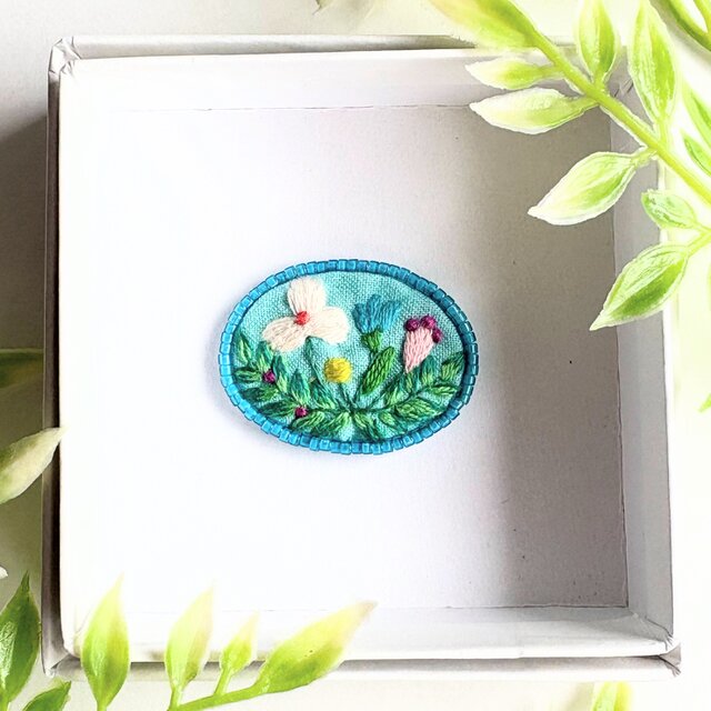ビーズで飾った小さなお花のミニ刺繍ブローチ【botanical】#387 | iichi 日々の暮らしを心地よくするハンドメイドやアンティークのマーケットプレイス