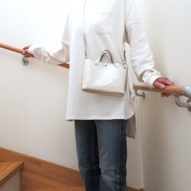 ☆New☆バッグインサコッシュ♪《牛革》シュリンクレザー・メタリックライトゴールド・0148 | iichi 日々の暮らしを心地よくするハンドメイドやアンティークのマーケットプレイス