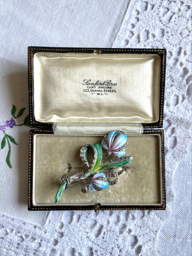 マーカサイト エナメル ツインフラワー ブローチ | iichi 日々の暮らしを心地よくするハンドメイドやアンティークのマーケットプレイス