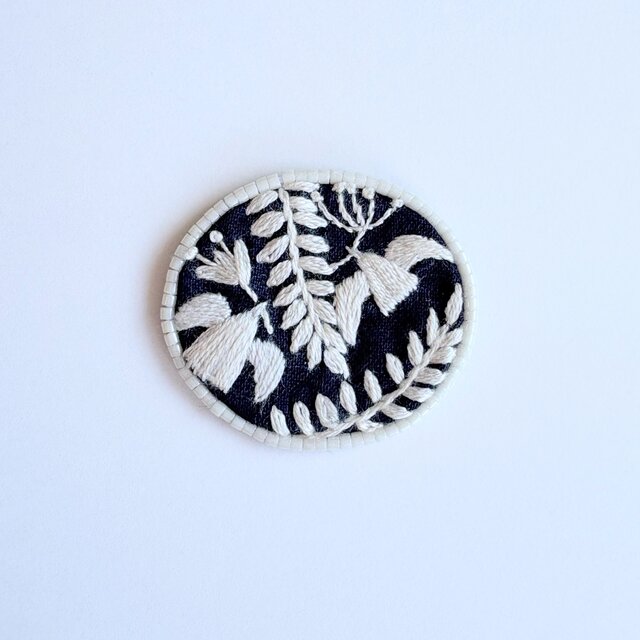 北欧風ビーズで飾ったことりと小さなお花のミニ刺繍ブローチ【botanical】#390 | iichi 日々の暮らしを心地よくするハンドメイドやアンティークのマーケットプレイス