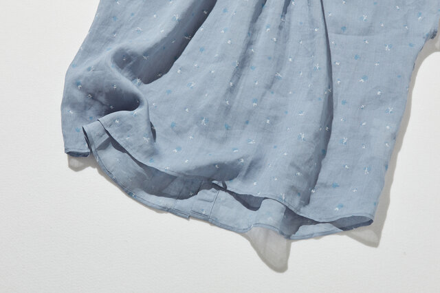 絶妙な風合い 花柄プリント 麻100％ブラウス フレンチスリーブブラウス ブルーグレー 250803-2 | iichi 日々の暮らしを心地よくするハンドメイドやアンティークのマーケットプレイス