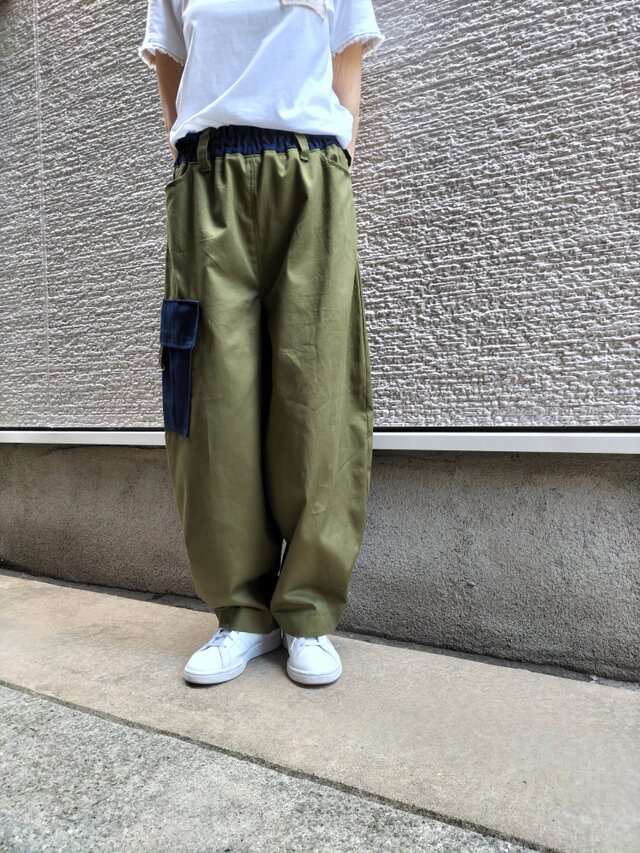【秋色モード】カーキ『はくだけで決まる！』バレルレッグパンツ♥コットン | iichi 日々の暮らしを心地よくするハンドメイドやアンティークのマーケットプレイス