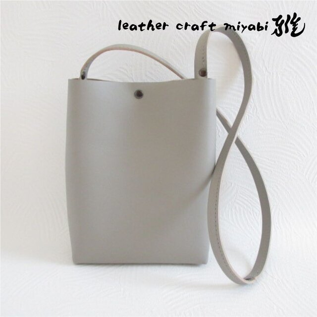 ☆新作☆《牛革》ぷっくり三角マチ♪BOXサコッシュ・スムースレザー・グレージュ・0127 | iichi 日々の暮らしを心地よくするハンドメイドやアンティークのマーケットプレイス