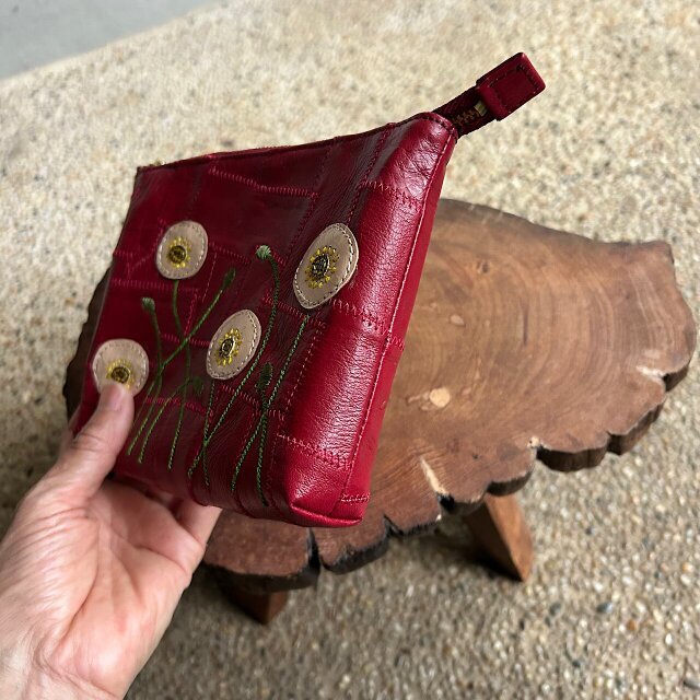 革パッチワークのファスナーポーチ（ワインレッドの革にポピーの刺繍）03008-18 | iichi 日々の暮らしを心地よくするハンドメイドやアンティークのマーケットプレイス