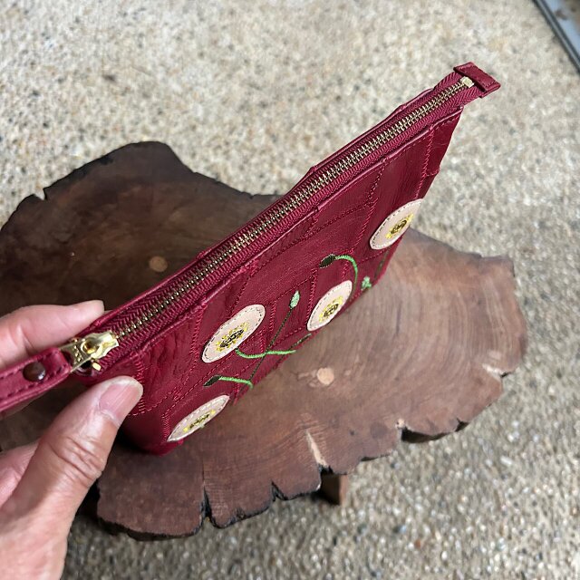 革パッチワークのファスナーポーチ（ワインレッドの革にポピーの刺繍）03008-18 | iichi 日々の暮らしを心地よくするハンドメイドやアンティークのマーケットプレイス