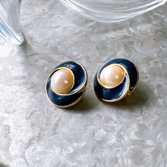 Y1111-ヴィンテージイヤリング U.S.A. 70〜80s Gold Tone Faux Pearl Navy Paint | iichi ...