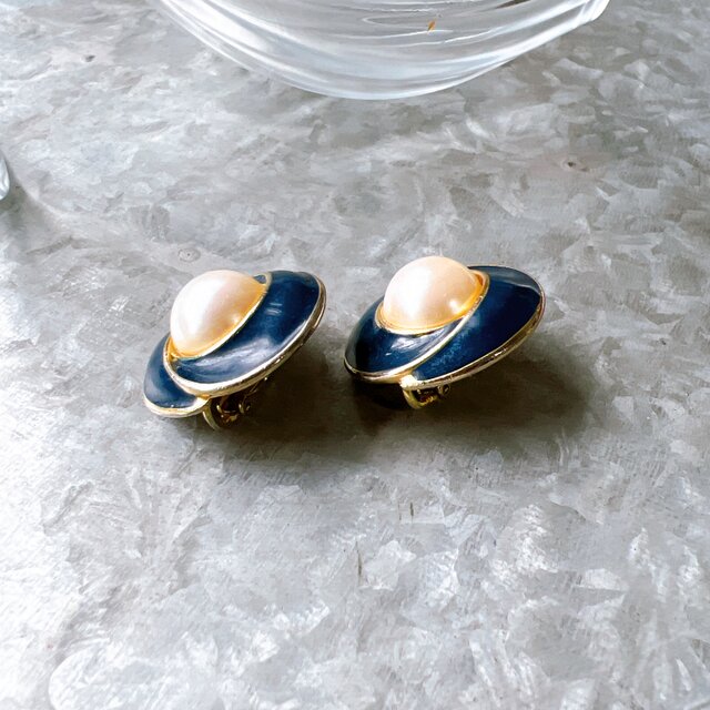 Y1111-ヴィンテージイヤリング U.S.A. 70〜80s Gold Tone Faux Pearl Navy Paint | iichi ...