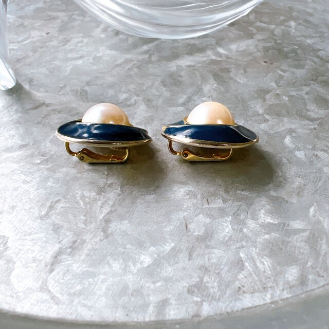 Y1111-ヴィンテージイヤリング U.S.A. 70〜80s Gold Tone Faux Pearl Navy Paint | iichi ...