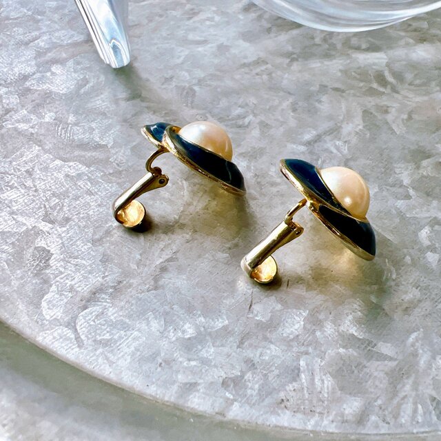 Y1111-ヴィンテージイヤリング U.S.A. 70〜80s Gold Tone Faux Pearl Navy Paint | iichi ...