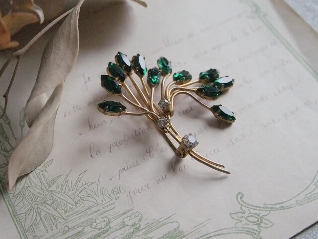 グリーンのガラスの植物ブローチ | iichi 日々の暮らしを心地よくするハンドメイドやアンティークのマーケットプレイス