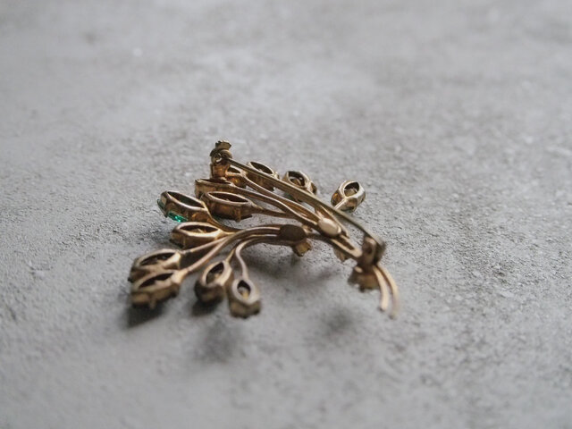 グリーンのガラスの植物ブローチ | iichi 日々の暮らしを心地よくするハンドメイドやアンティークのマーケットプレイス