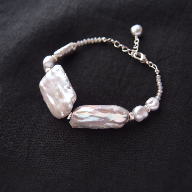 Labradorite × Gray Pearl Mix Bracelet／パールミックス ブレスレット（グレー） | iichi 日々の暮らしを心地よくするハンドメイドやアンティークの ...