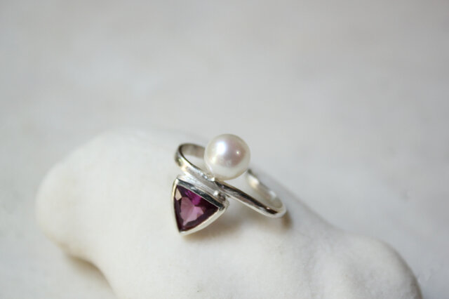 ロードライトガーネットとパールのイヤーカフ/SV925 | iichi 日々の暮らしを心地よくするハンドメイドやアンティークのマーケットプレイス