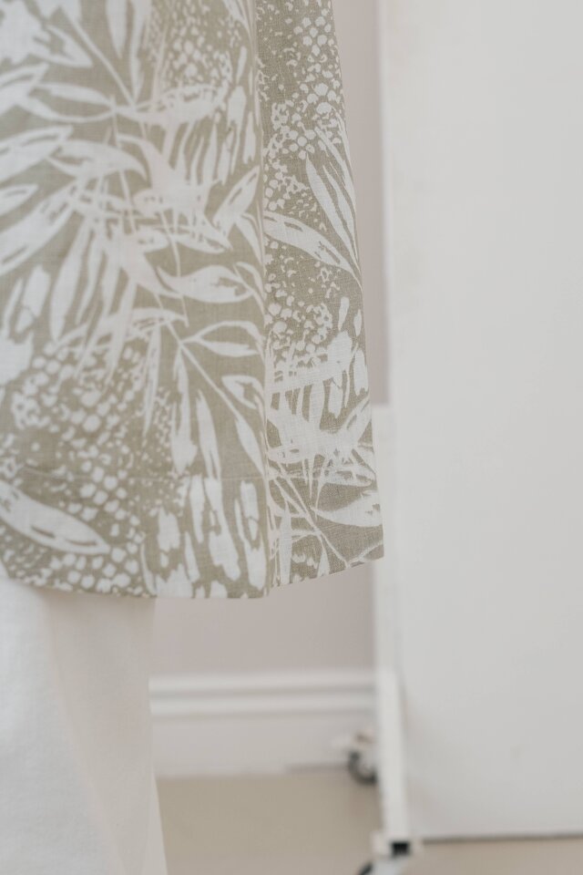 リネン100％ 七分袖ピンタックブラウス ～やさしい葉模様～ | iichi 日々の暮らしを心地よくするハンドメイドやアンティークのマーケットプレイス