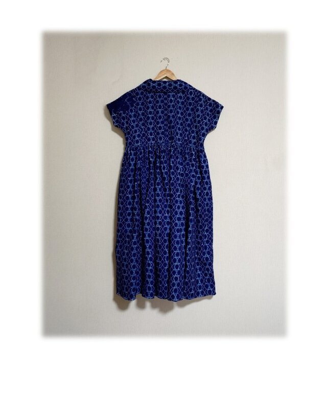 476 1点物 抜き衿レトロワンピース デッドストック浴衣地 ろうけつ染め風 昭和レトロ イタリアンカラ― 紺色 夏のお出かけ | iichi 日々の暮らしを心地よくするハンドメイドや ...