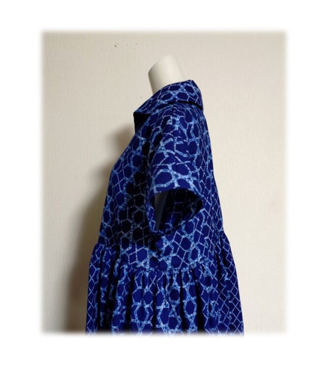 476 1点物 抜き衿レトロワンピース デッドストック浴衣地 ろうけつ染め風 昭和レトロ イタリアンカラ― 紺色 夏のお出かけ | iichi 日々の暮らしを心地よくするハンドメイドや ...