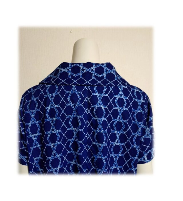 476 1点物 抜き衿レトロワンピース デッドストック浴衣地 ろうけつ染め風 昭和レトロ イタリアンカラ― 紺色 夏のお出かけ | iichi 日々の暮らしを心地よくするハンドメイドや ...