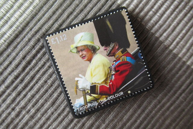 イギリス 切手ブローチ10522 | iichi 日々の暮らしを心地よくするハンドメイドやアンティークのマーケットプレイス