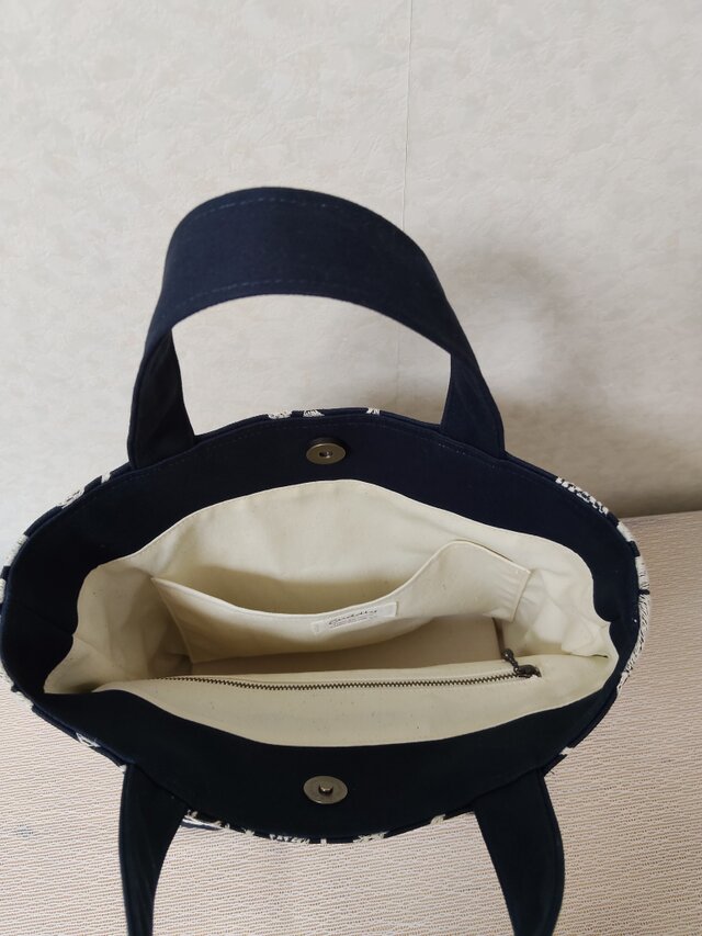 点と線模様製作所 bird garden 白×ネイビーのトート | iichi 日々の暮らしを心地よくするハンドメイドやアンティークのマーケットプレイス