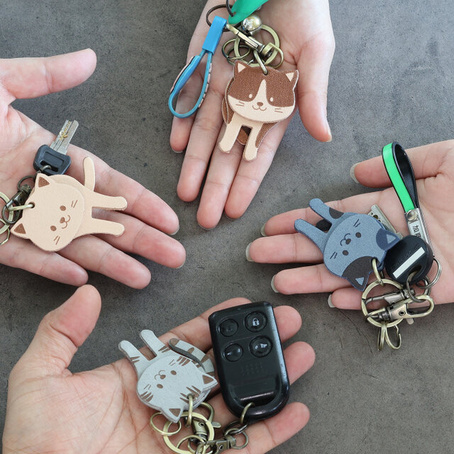 ゆらゆら揺れて可愛い猫のキーリング LF-050 キーホルダー ネーム刻印、メッセージ刻印対応 レザーキーホルダー | iichi 日々の暮らしを心地よくするハンドメイドやアンティークの ...