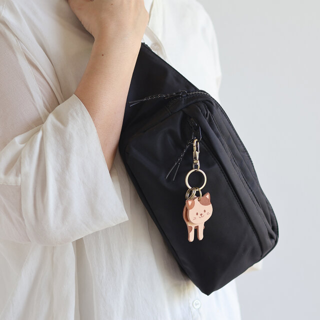 ゆらゆら揺れて可愛い猫のキーリング LF-050 キーホルダー ネーム刻印、メッセージ刻印対応 レザーキーホルダー | iichi 日々の暮らしを心地よくするハンドメイドやアンティークの ...