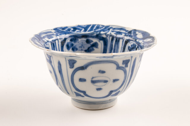 王地山焼 染付芙蓉手花鳥吉祥文 向付 江戸後期 E2095 | iichi 日々の暮らしを心地よくするハンドメイドやアンティークのマーケットプレイス