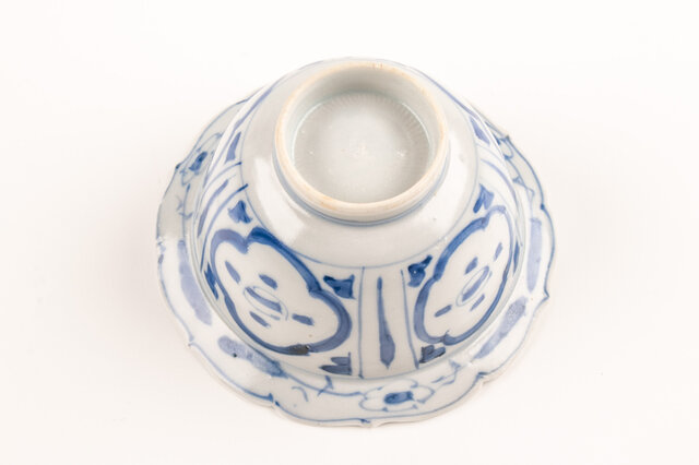 王地山焼 染付芙蓉手花鳥吉祥文 向付 江戸後期 E2095 | iichi 日々の暮らしを心地よくするハンドメイドやアンティークのマーケットプレイス