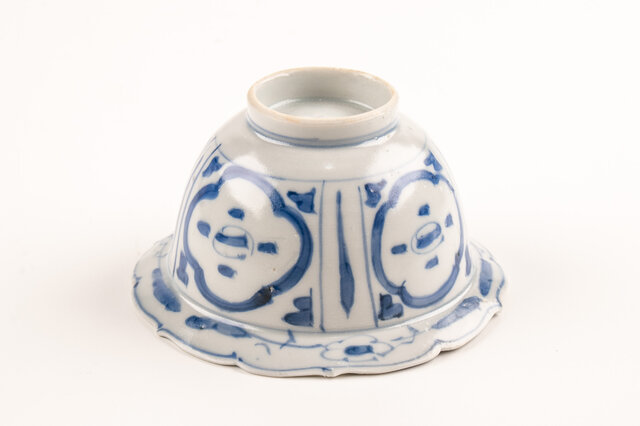 王地山焼 染付芙蓉手花鳥吉祥文 向付 江戸後期 E2095 | iichi 日々の暮らしを心地よくするハンドメイドやアンティークのマーケットプレイス