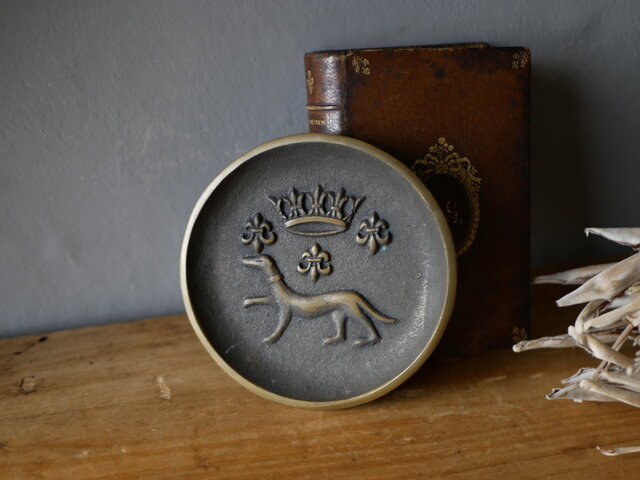 ヴィドポッシュ エルミーヌ ブルターニュ紋章 ブロンズトレイ フランスアンティーク | iichi 日々の暮らしを心地よくするハンドメイドやアンティークのマーケットプレイス