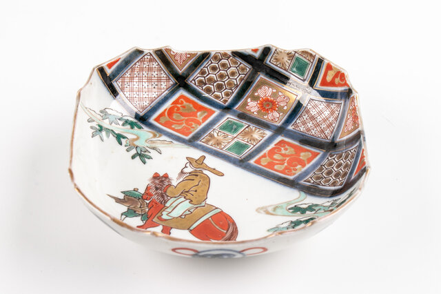 古伊万里 染錦 唐人更紗文 角平鉢 明治時代 E1669 個体B | iichi 日々の暮らしを心地よくするハンドメイドやアンティークのマーケットプレイス