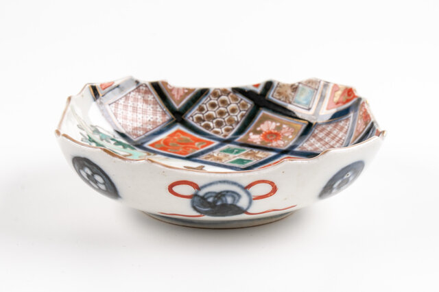 古伊万里 染錦 唐人更紗文 角平鉢 明治時代 E1669 個体B | iichi 日々の暮らしを心地よくするハンドメイドやアンティークのマーケットプレイス