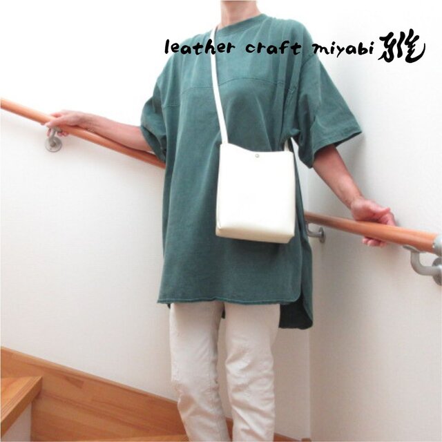 ぷっくり三角マチ♪《牛革》BOXサコッシュ・シュリンクレザー・アイボリー・0132 | iichi 日々の暮らしを心地よくするハンドメイドやアンティークのマーケットプレイス