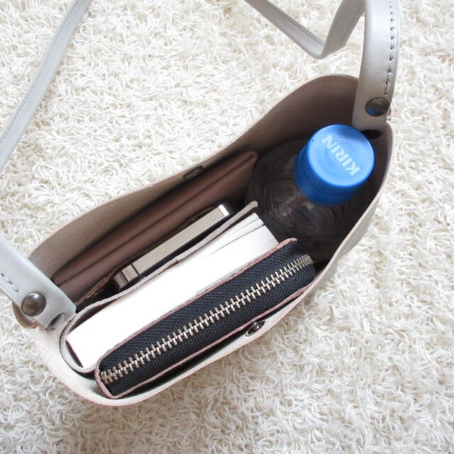 ☆新作☆《牛革》ぷっくり三角マチ♪BOXサコッシュ・スムースレザー・グレージュ・0127 | iichi 日々の暮らしを心地よくするハンドメイドやアンティークのマーケットプレイス