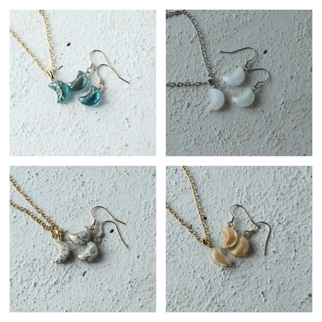 チェコガラスビーズ ささやかなきらめきの三日月のピアス ブルー＋ゴールド | iichi 日々の暮らしを心地よくするハンドメイドやアンティークのマーケットプレイス