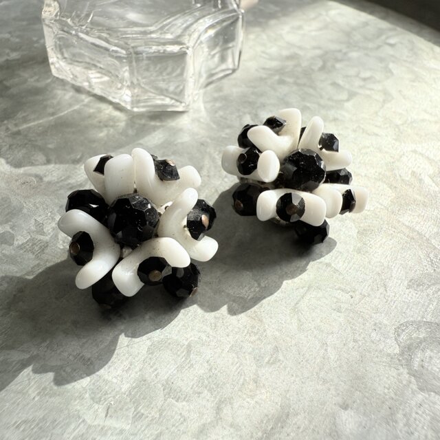 Y545-ヴィンテージイヤリング・U.S.A. Black and White Crystal Cut Bead | iichi 日々の暮らしを心地よくするハンドメイドやアンティークの ...