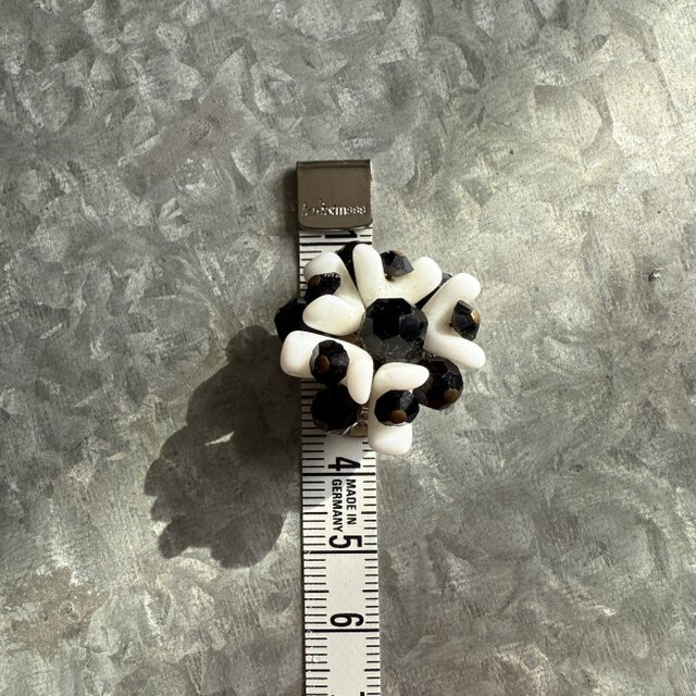 Y545-ヴィンテージイヤリング・U.S.A. Black and White Crystal Cut Bead | iichi 日々の暮らしを心地よくするハンドメイドやアンティークの ...