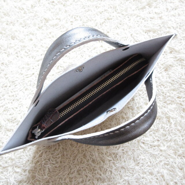 バッグインにも使えて小さくお出掛け♪《牛革》ハンドステッチ・ミニマルトート・ホワイト・0518 | iichi 日々の暮らしを心地よくするハンドメイドやアンティークのマーケットプレイス