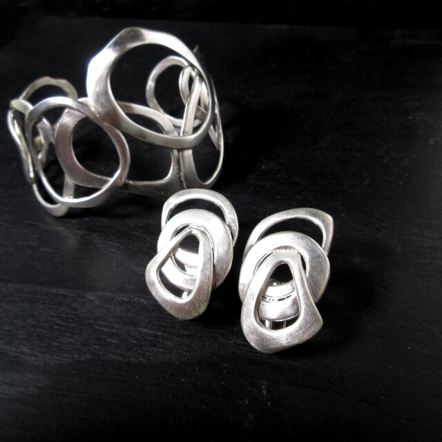 シルバー・ハーフバングル（ブレスレット） | iichi 日々の暮らしを心地よくするハンドメイドやアンティークのマーケットプレイス