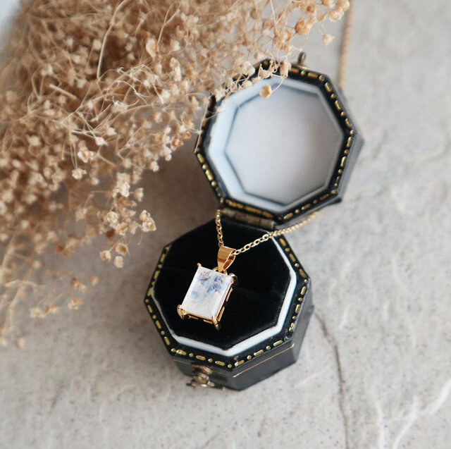 インド産！レインボームーンストーンのスクエアネックレス 金アレ対応 | iichi 日々の暮らしを心地よくするハンドメイドやアンティークのマーケットプレイス