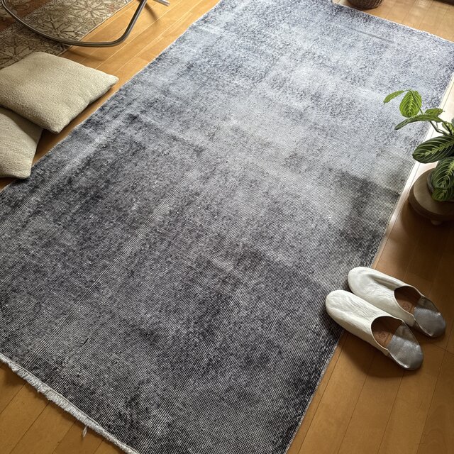 198×105ネイビーグレイ オーバーダイ ワンカラーラグ トルコヴィンテージラグ | iichi 日々の暮らしを心地よくするハンドメイドやアンティークのマーケットプレイス