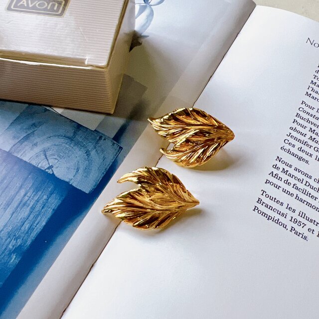 YA112-【 AVON 】エイボン・ヴィンテージイヤリング 1970s Gold Tone Whispering Leaves | iichi 日々の暮らしを心地よくするハンドメイドや ...