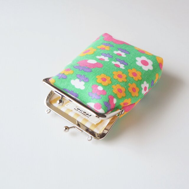 ヴィンテージ生地の持ち手付きがま口ポーチ（カードサイズ） / ポップフラワー queue (vf-pf) | iichi 日々の暮らしを心地よくするハンドメイドやアンティークのマーケットプレイス