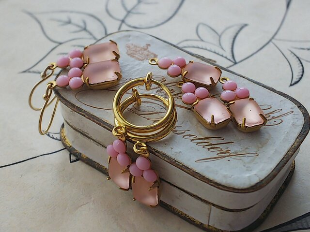 ヴィンテージ フロストpinkとオパークpinkの14Kgfピアス（またはフープイヤリング） | iichi 日々の暮らしを心地よくするハンドメイドやアンティークのマーケットプレイス