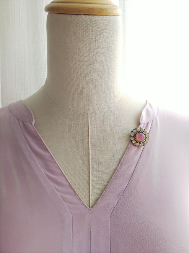 ヴィンテージ Pinkオパールと透明Glassのブローチ | iichi 日々の暮らしを心地よくするハンドメイドやアンティークのマーケットプレイス