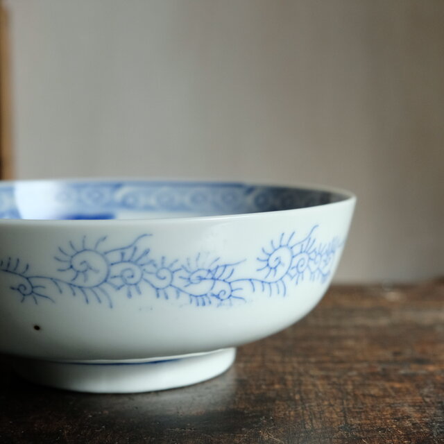 【サマー特価¥2500→¥950】青で素敵 松竹梅の絵付け。瀬戸焼 染付大鉢 骨董・antiques 暮らしに。大正~昭和初期 | iichi 日々の暮らしを心地よくするハンドメイドや ...