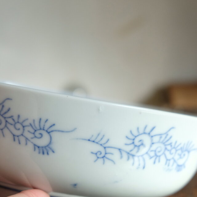 【サマー特価¥2500→¥950】青で素敵 松竹梅の絵付け。瀬戸焼 染付大鉢 骨董・antiques 暮らしに。大正~昭和初期 | iichi 日々の暮らしを心地よくするハンドメイドや ...