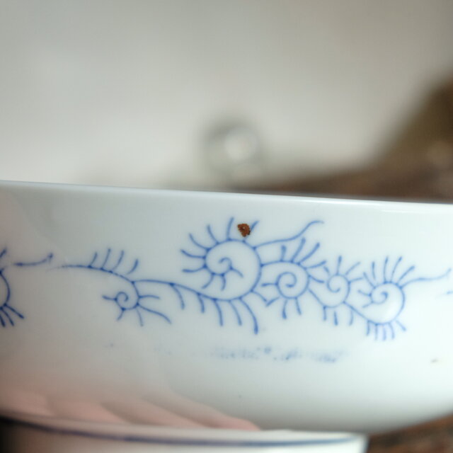 【サマー特価¥2500→¥950】青で素敵 松竹梅の絵付け。瀬戸焼 染付大鉢 骨董・antiques 暮らしに。大正~昭和初期 | iichi 日々の暮らしを心地よくするハンドメイドや ...