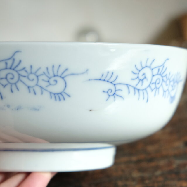 【サマー特価¥2500→¥950】青で素敵 松竹梅の絵付け。瀬戸焼 染付大鉢 骨董・antiques 暮らしに。大正~昭和初期 | iichi 日々の暮らしを心地よくするハンドメイドや ...