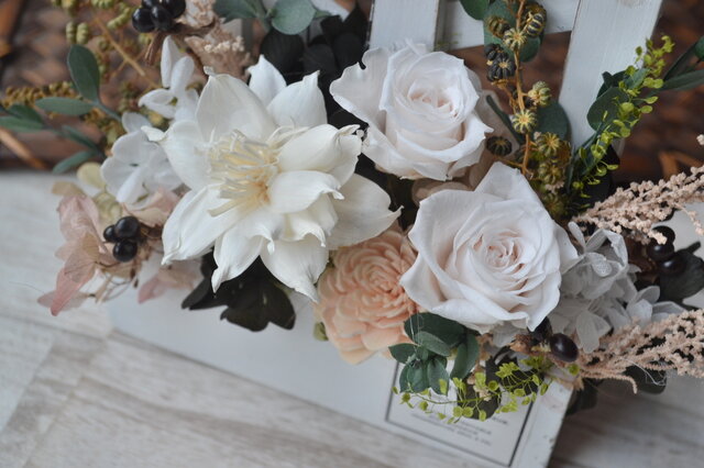 白クレマチスのアレンジ | iichi 日々の暮らしを心地よくするハンドメイドやアンティークのマーケットプレイス