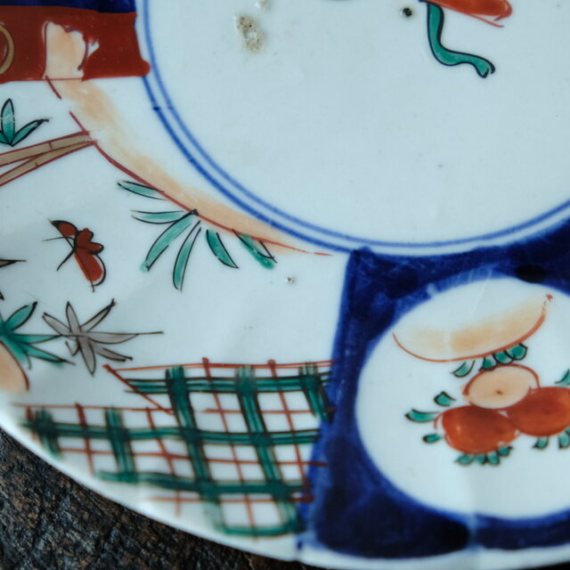 【サマー特価¥2500→¥1500】見込みに巻物 花と蝶と笹の葉。伊万里 巻物文色絵金彩七寸中皿 骨董・antique 明治時代 | iichi 日々の暮らしを心地よくするハンドメイドや ...